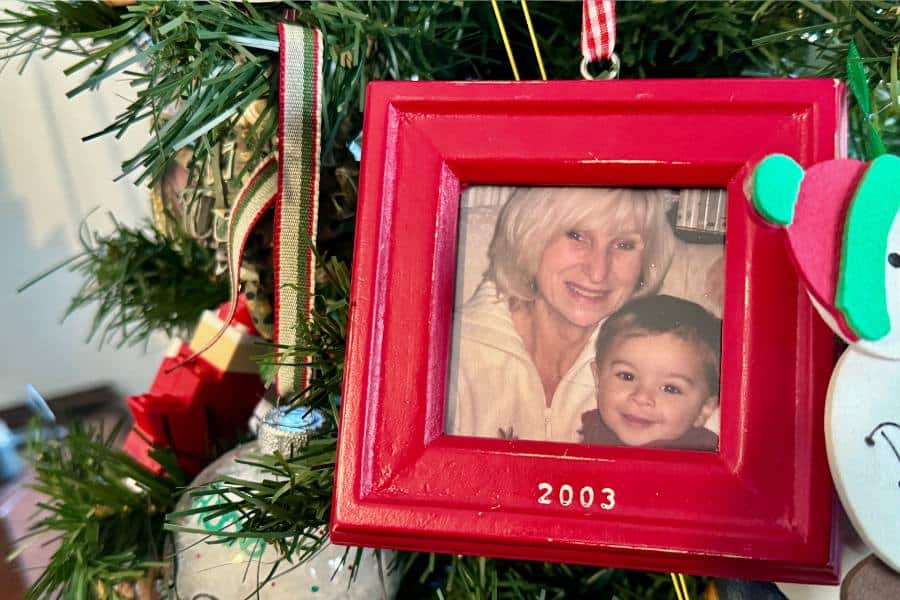 Missing Mom - For Anyone Grieving Who Has Lost Their Mom